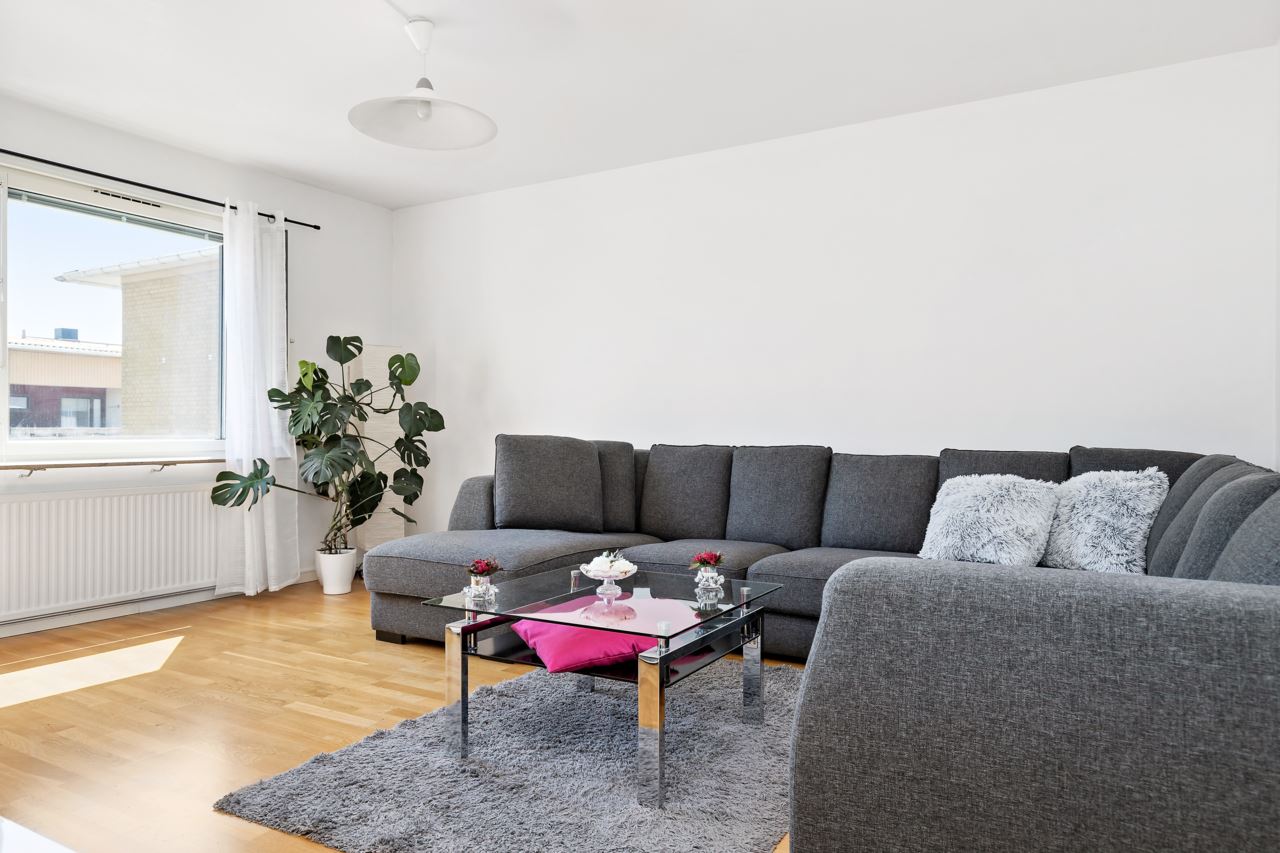 Vardagsrummet har gott om plats för soffgrupp. Plats finns även för matgrupp om man så önskar ...